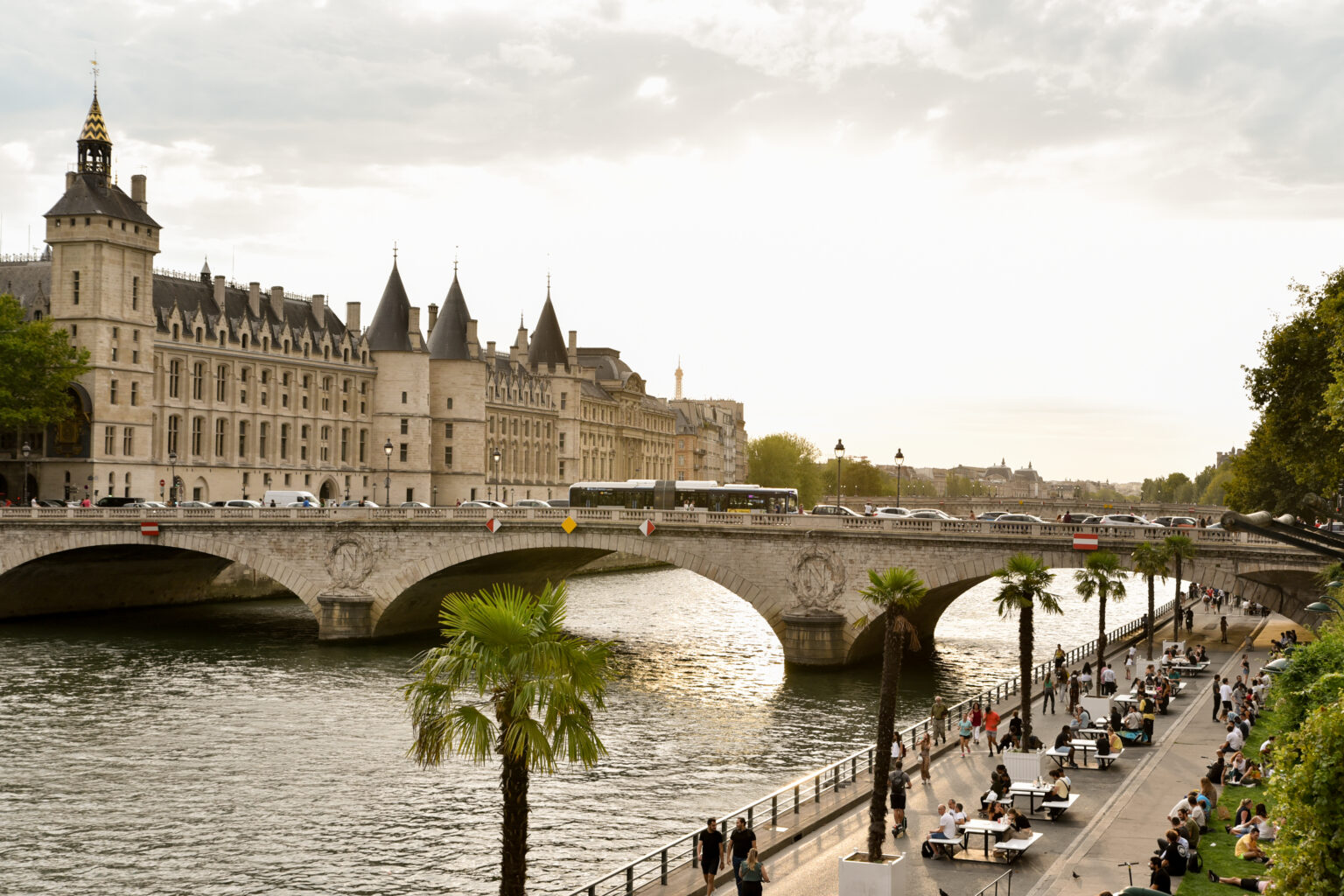 Exploring Paris by Boat: Seine River Cruises | laviecreativepodcast.com