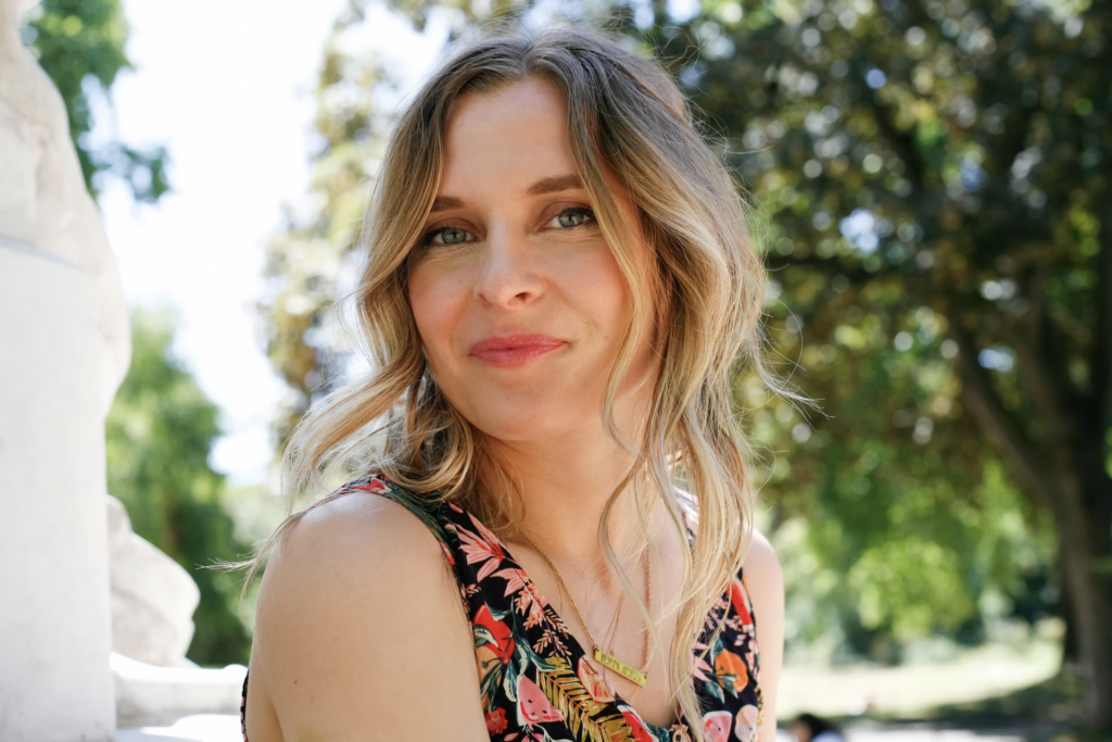 Emily in Paris Actress Elly Norris | laviecreativepodcast.com